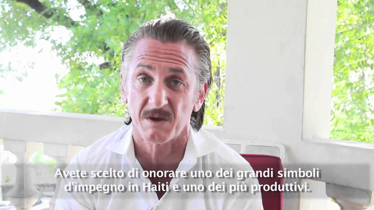 Il saluto di Sean Penn a Padre Rick Frechette, direttore di N.P.H ...