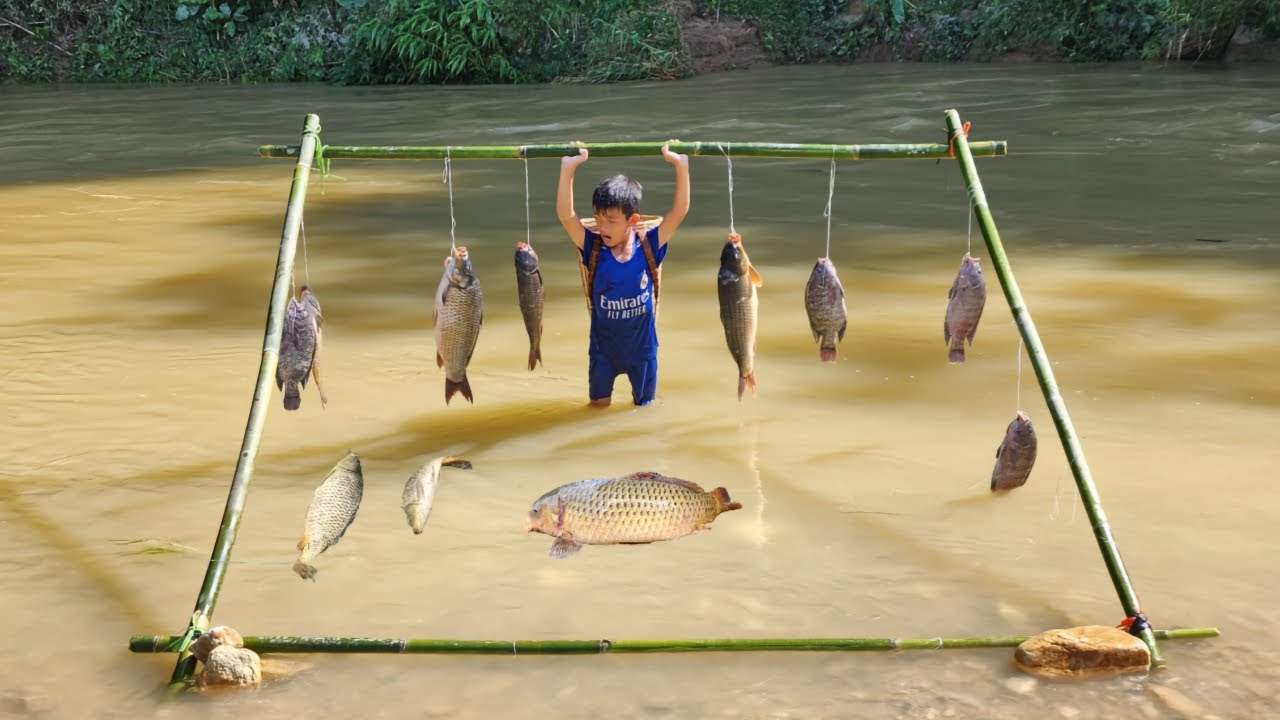 Using many bamboo trees to tie fishing nets, using earthworms as bait ...