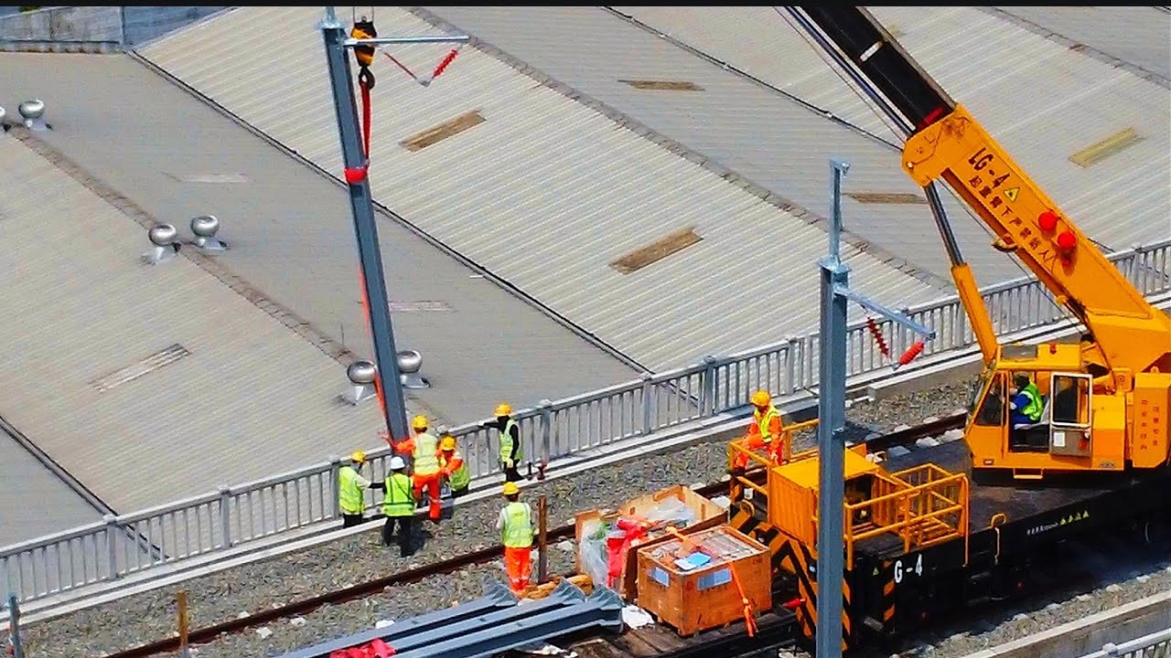 Sibuk, Mesin Baru Pemasang Tiang OCS Track Elevated utk Uji Coba EMU ...