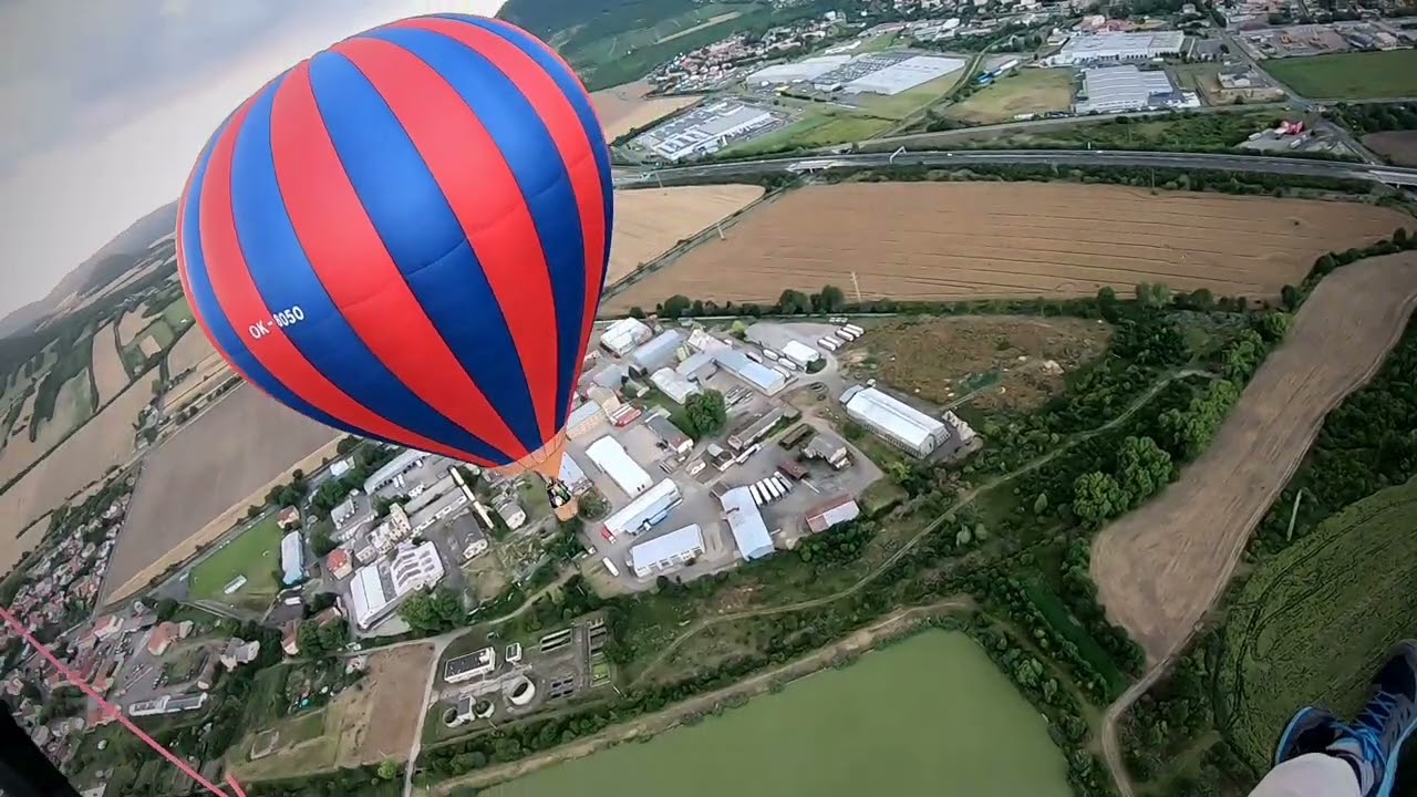 Paragliding meeting a balloon-hot air balloon - YouTube