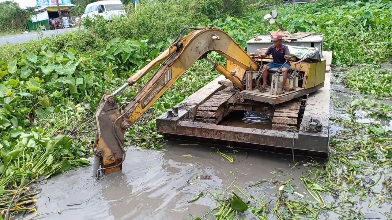 CẬN CẢNH MÁY XÚC ĐẤT #66 CHO BÀ CON NÔNG MIỀN TÂY - XE KUBE - XÁNG CUỐC ...