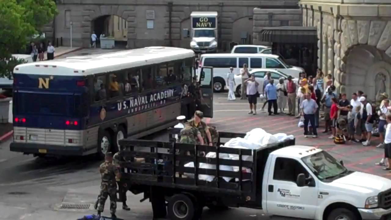 USNA I Day 2009, Plebes getting off busses at Bancroft Bus #5 - YouTube