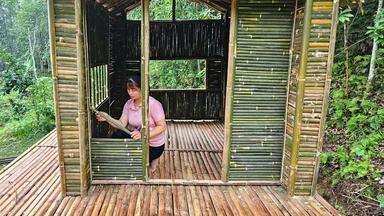 Using bamboo to build a partition separating the two-story bamboo house ...