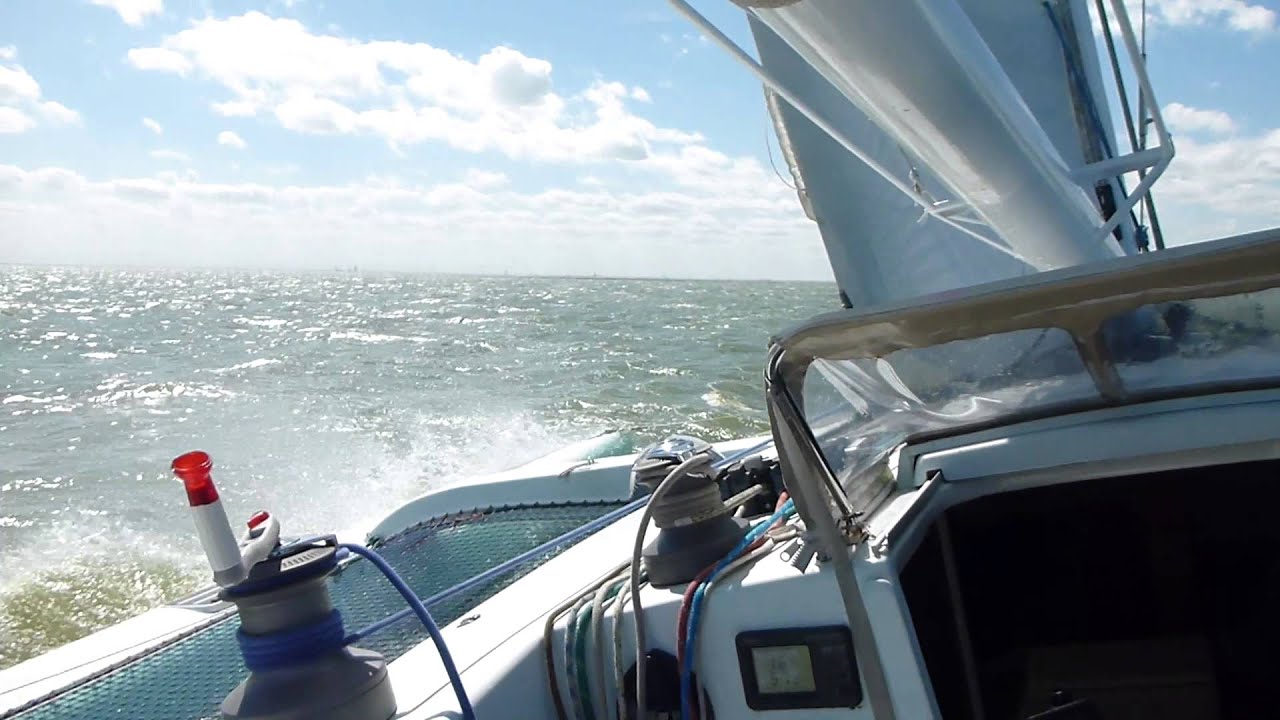 Trimaran Yana 14 knopen aan de wind - YouTube