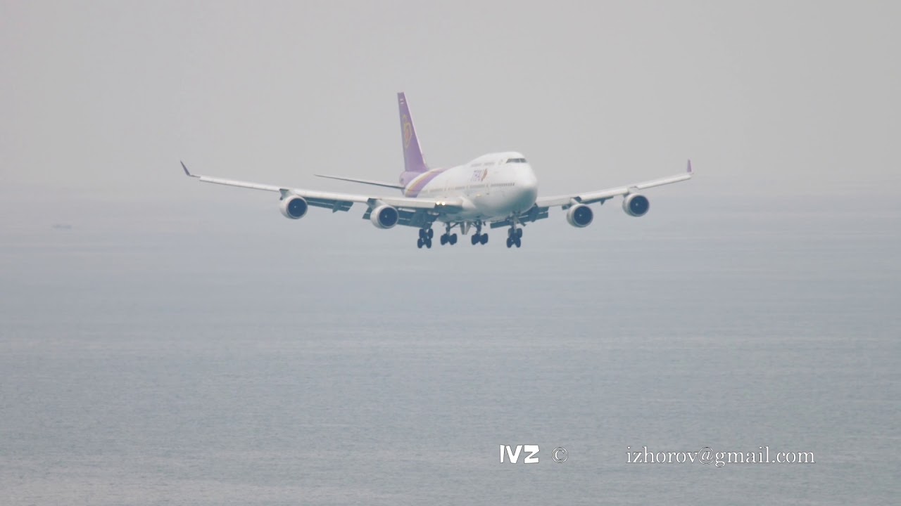 Thai Airways Boeing 747 approaching over ocean - YouTube