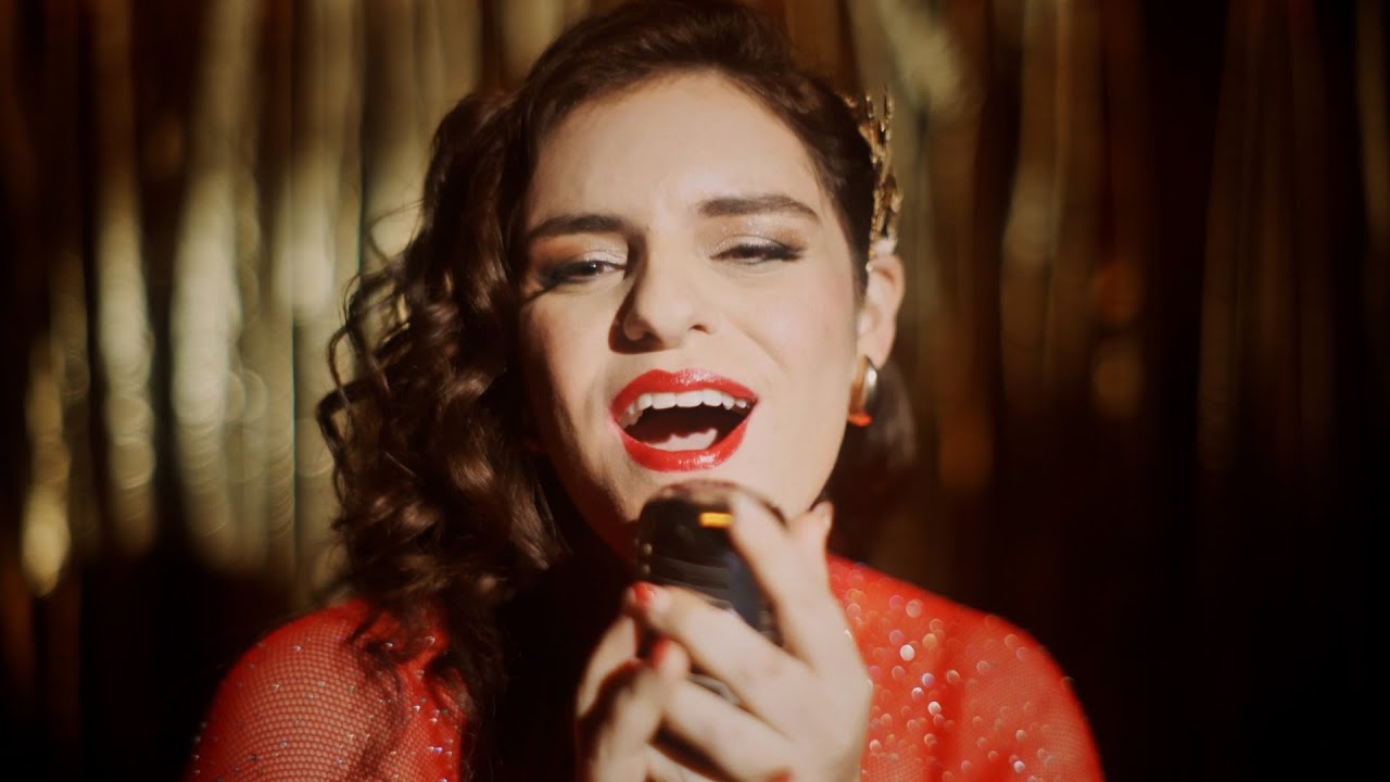 Andrea Coombes - FUEGO (Video Oficial) - YouTube