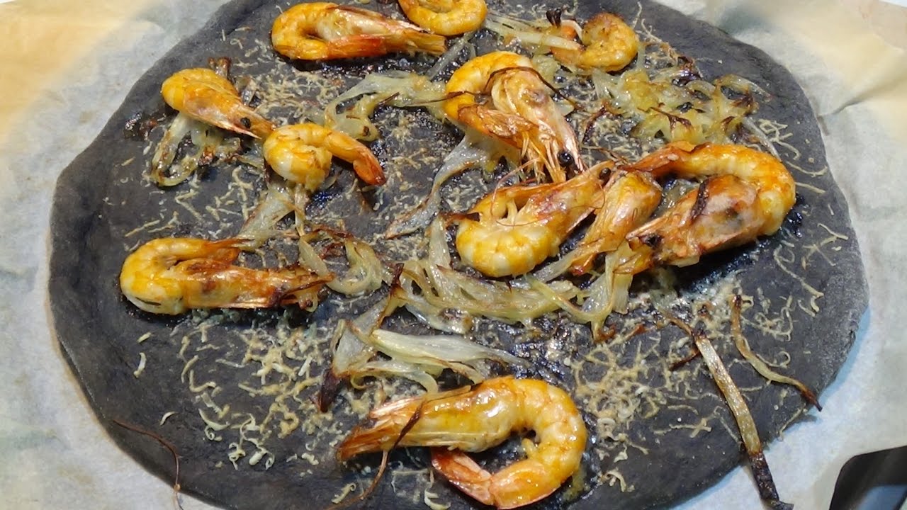 Pizza al nero di seppia con parmigiano e mazzancolle - YouTube