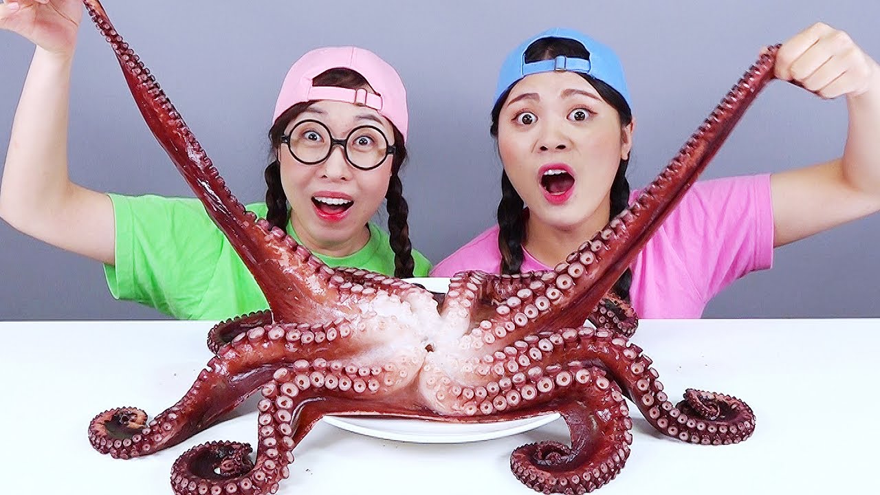Giant Octopus Seafood Mukbang DONA - YouTube