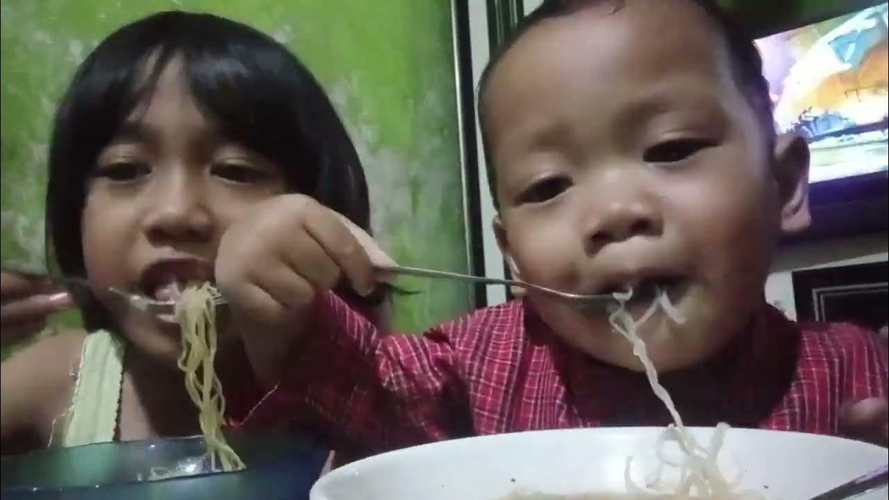 MAKAN BAKSO TEMENIN KITA YUK || SERU @VelonicaChannel - YouTube
