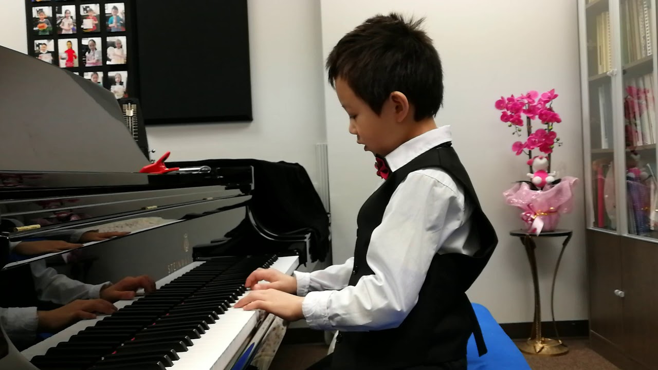 Daniel Li 6 years plays 五月 - YouTube