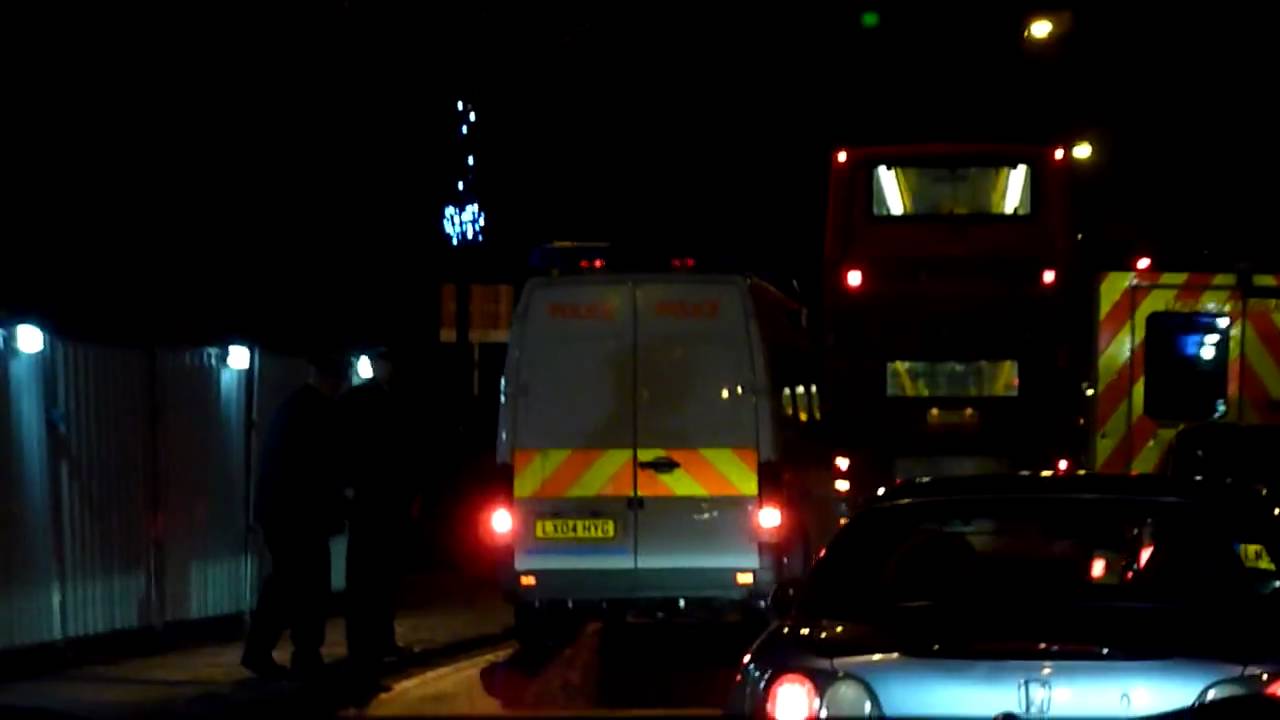 Mercedes Sprinter Carrier Metropolitan Police with rear reds - YouTube