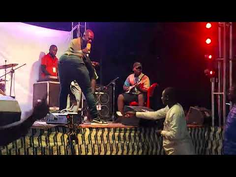 AVRIL SAMAKUNA en live