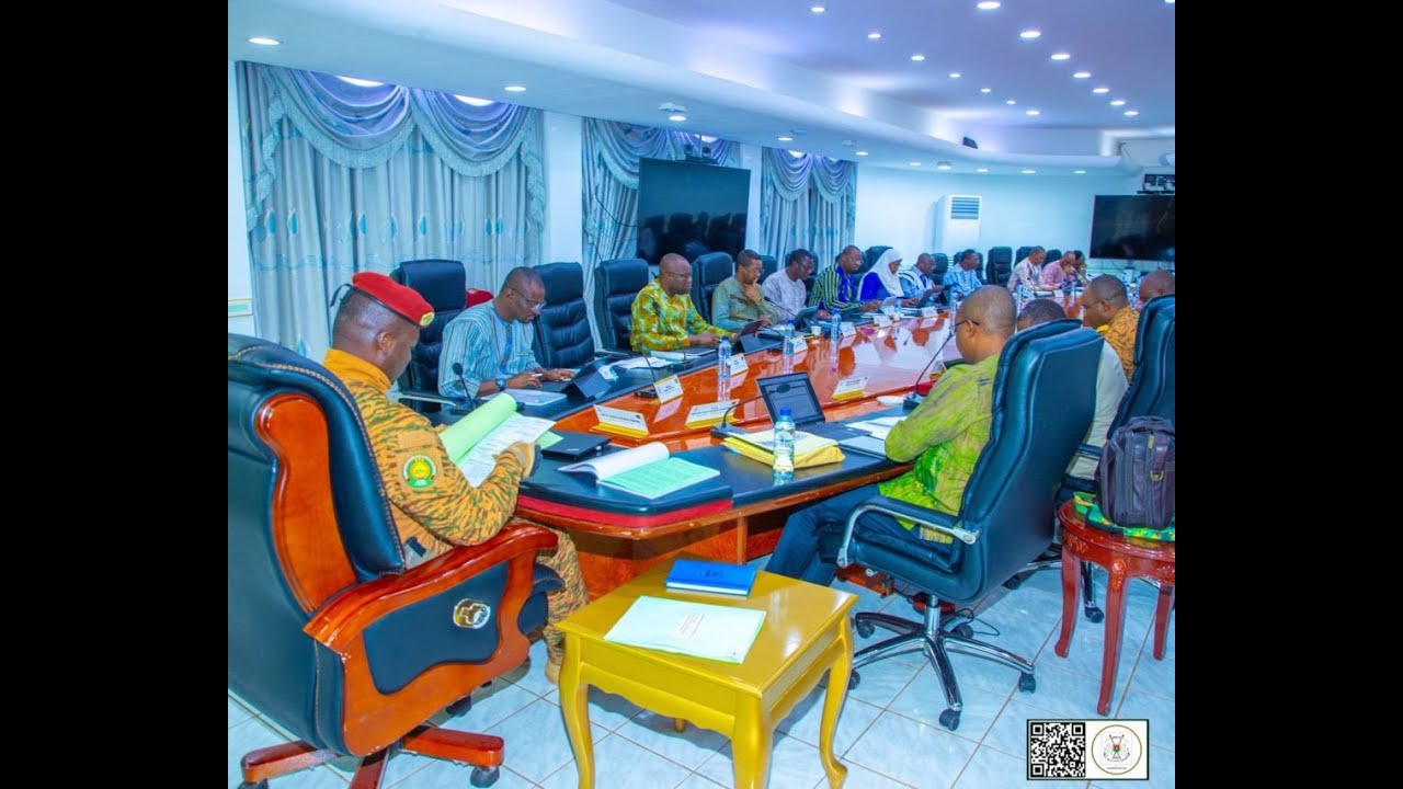 Burkina Faso : Le gouvernement nationalise la SN-CITEC - YouTube