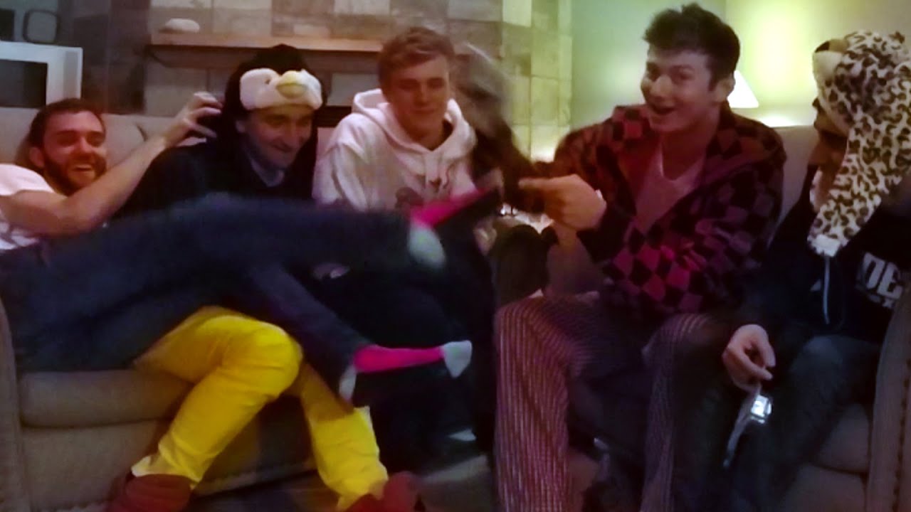 CHRISTMAS PRESENTS WITH THE PACK! (Epic Present Swapping Game) - YouTube