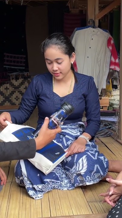 Kasih souvenir sama teh ayu baduy - YouTube