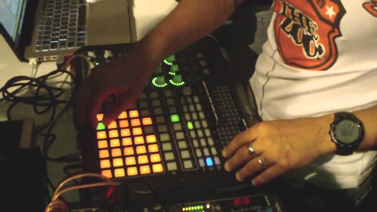 THE ZOO 105 Live @ Upim N°5 - YouTube