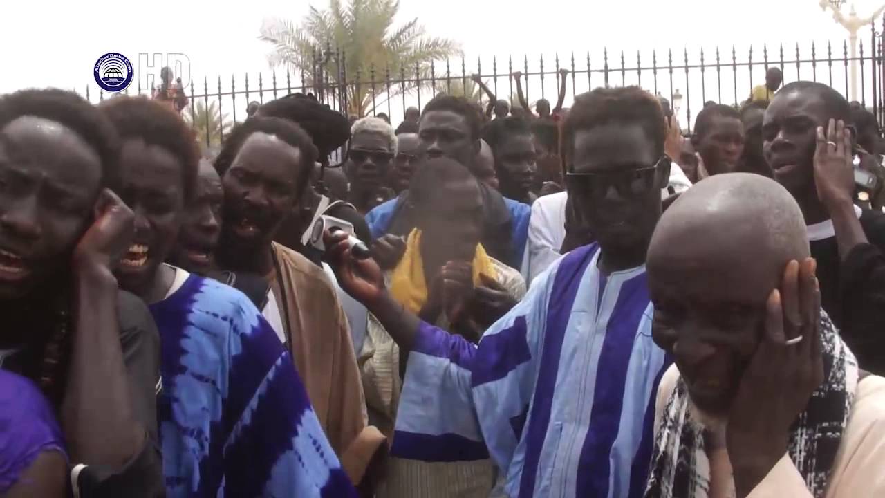 ZIKR BAYE FALL, A LA GRANDE MOSQUEE DE TOUBA - YouTube