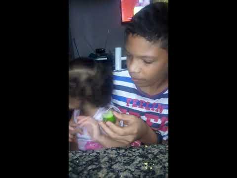 Menina chupa limão e não faz careta