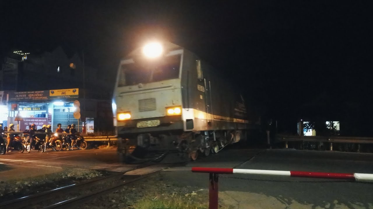 D20E-008 kéo tàu HH18 qua chắn Ninh Hoà ( 19:09 | 19 - 3 - 2023 ) - YouTube