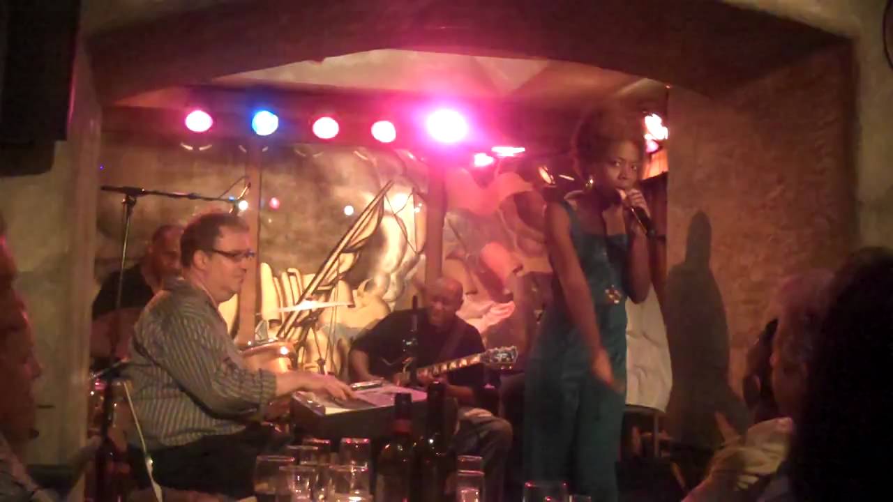 Kimberly Nichole singing "Crazy" live at the Sugarbar - YouTube