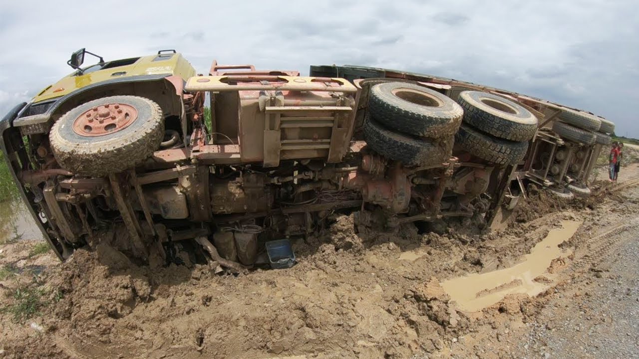 Terrible semi truck accidents 2020, driver to be careful - YouTube