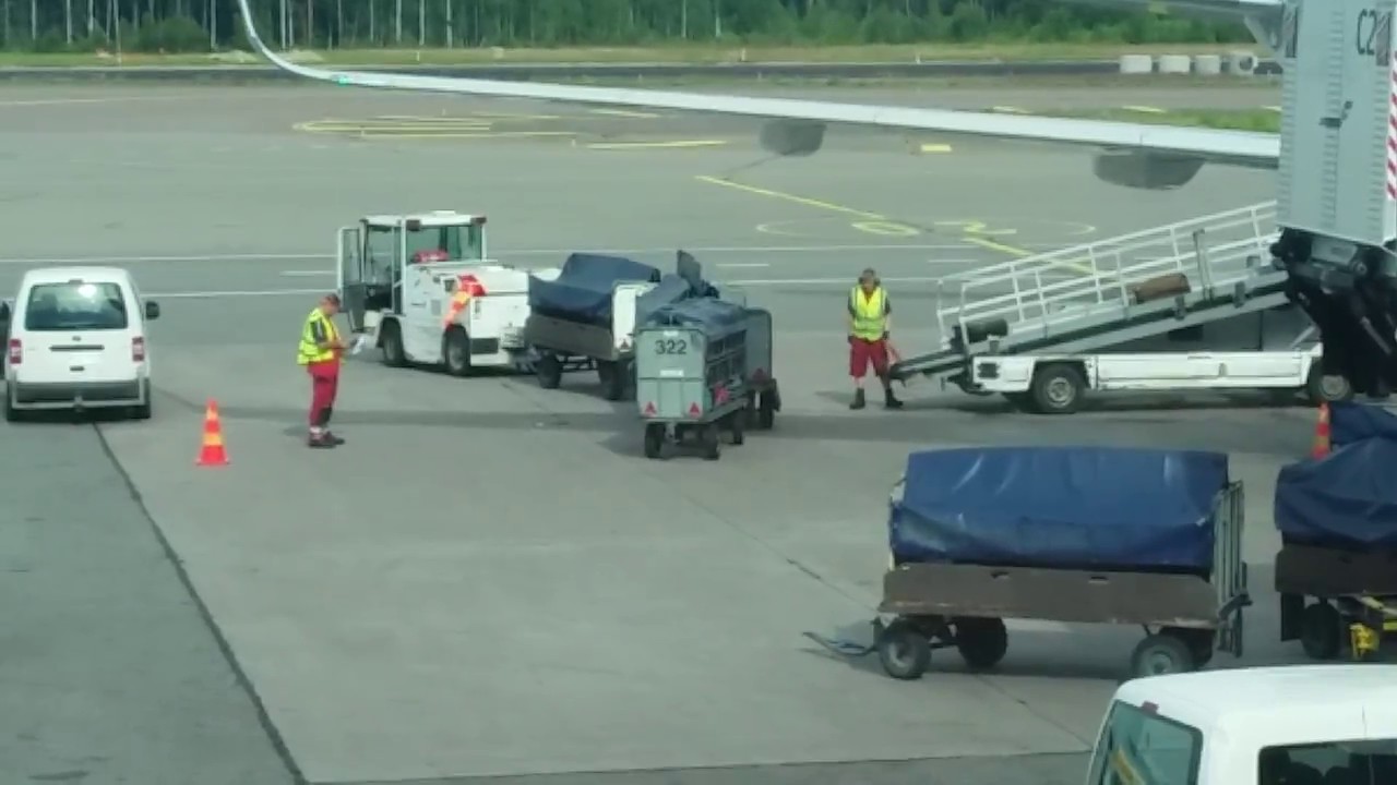 Reckless baggage handler throwing bags - YouTube