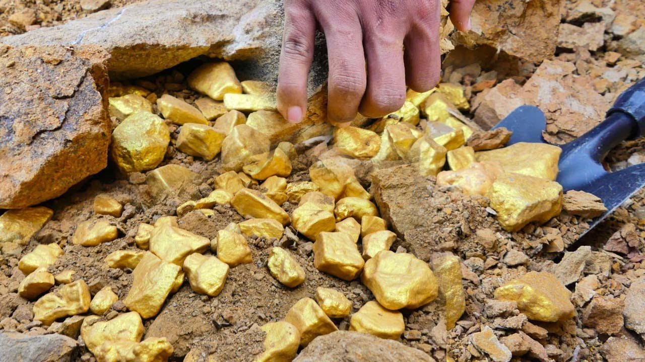 Great Finding Natural Gold! Digging for Biggest Gold Nugget worth ...