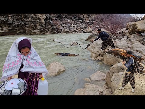 A Hard Day for Nomads 🌧️🏔️ | Carrying Firewood from the River 🌊🔥 & Wife’s Struggle in the Cold ❄️💪