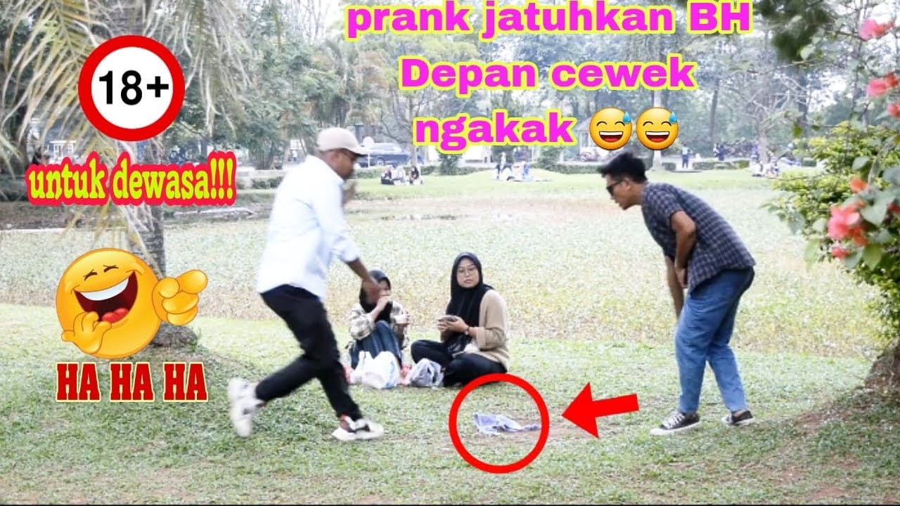 prank jatuhkan BH di depan cewek ngakak - YouTube