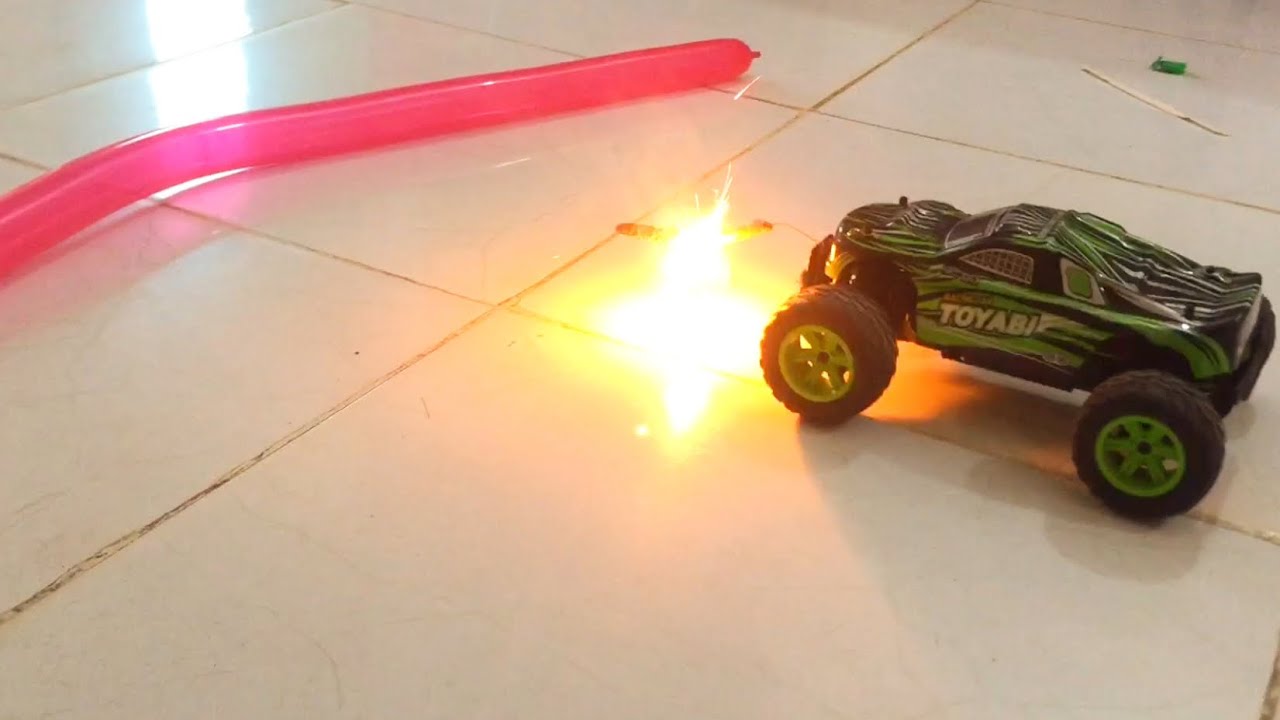 RC CAR WITH SPARKLING LIGHT VS BALLOONS - YouTube