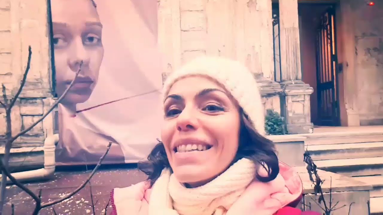 Karolin Fişekçi ile Sergi Gezmesi Olimpos Sergileri-1 - YouTube