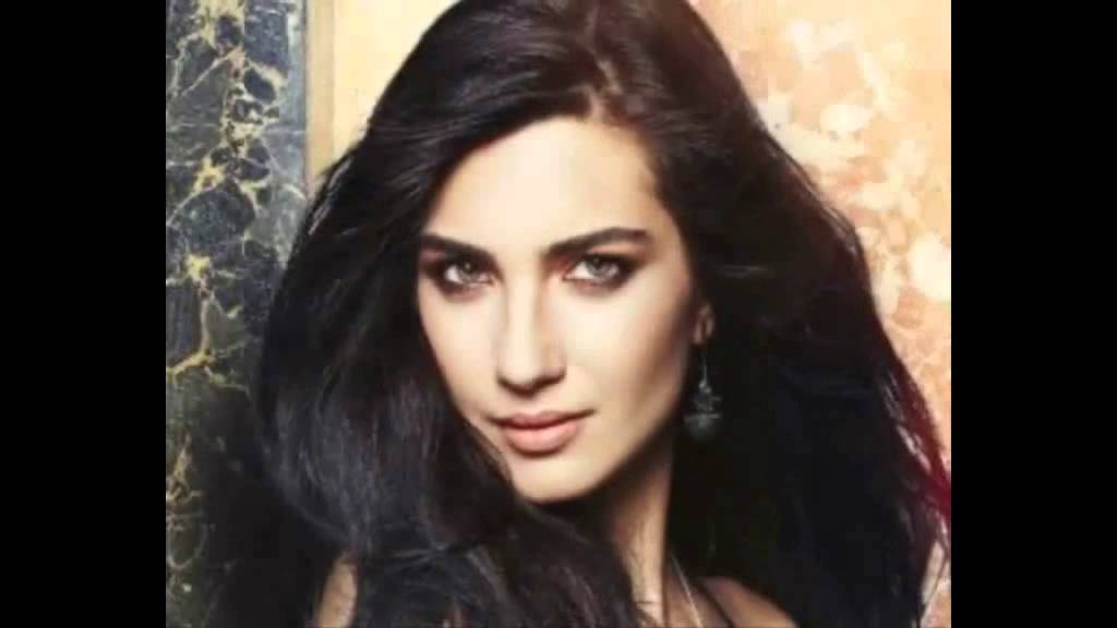 Tuba Buyukustun sebagai Elif Denizer dalam Serial Drama Turki Cinta ...