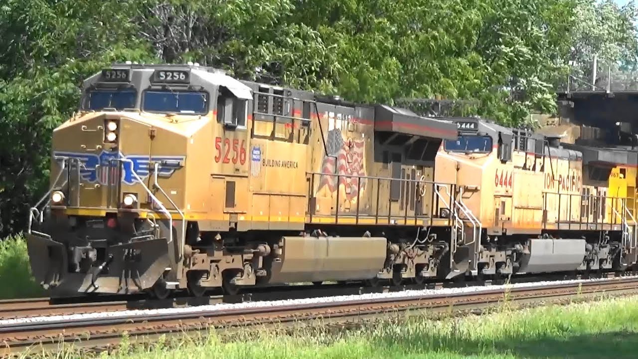 UP 5256 West Leads a Z-Train, Galesburg, IL, 8/28/2019 - YouTube