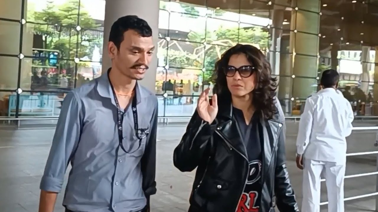 Kajol Devgn Spotted Running Weirdly On Airport - YouTube