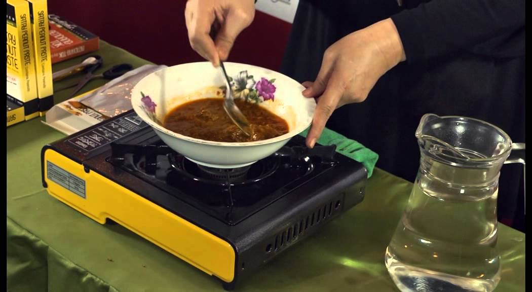 Khadijah's Kitchen : Satay Peanut Paste (BM) - YouTube