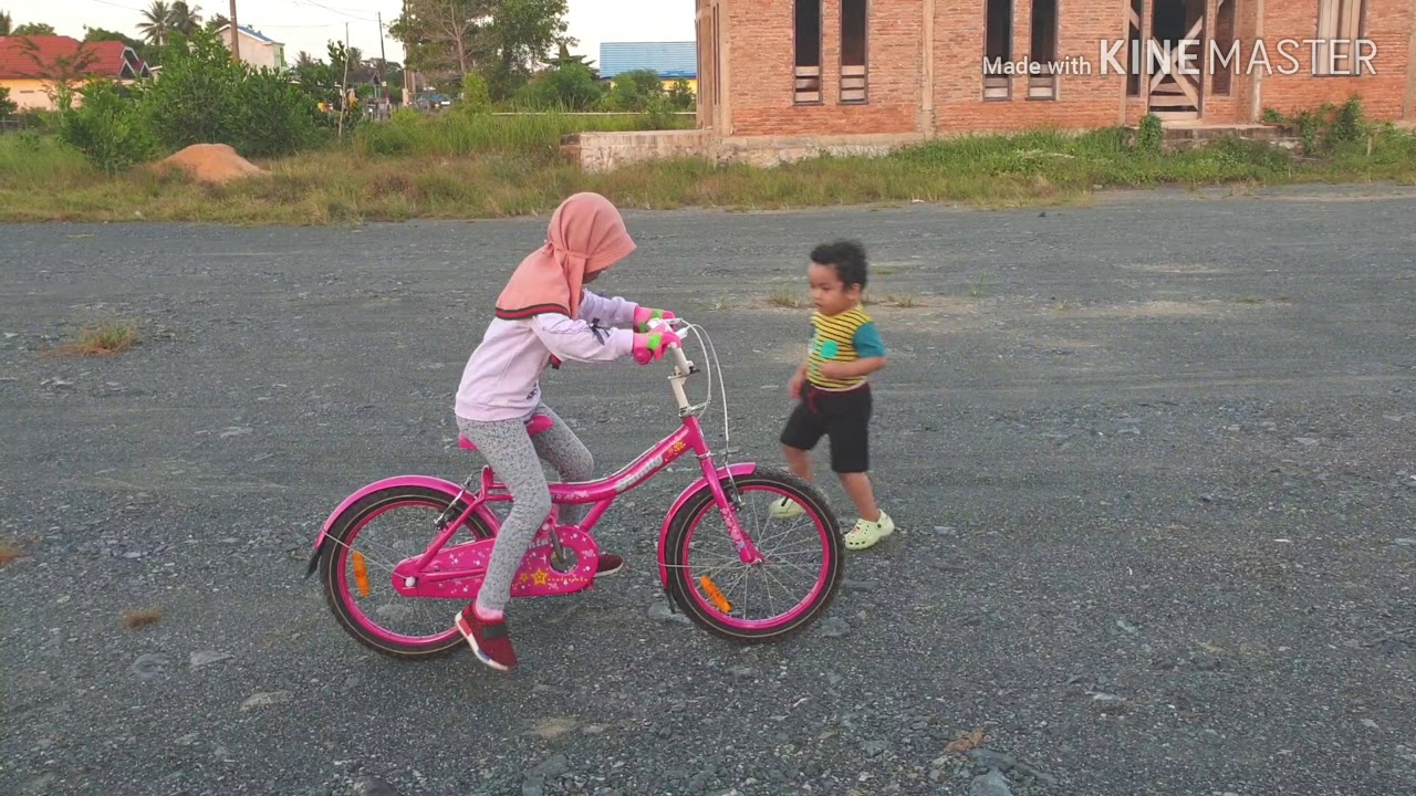 BELAJAR NAIK SEPEDA RODA DUA - YouTube