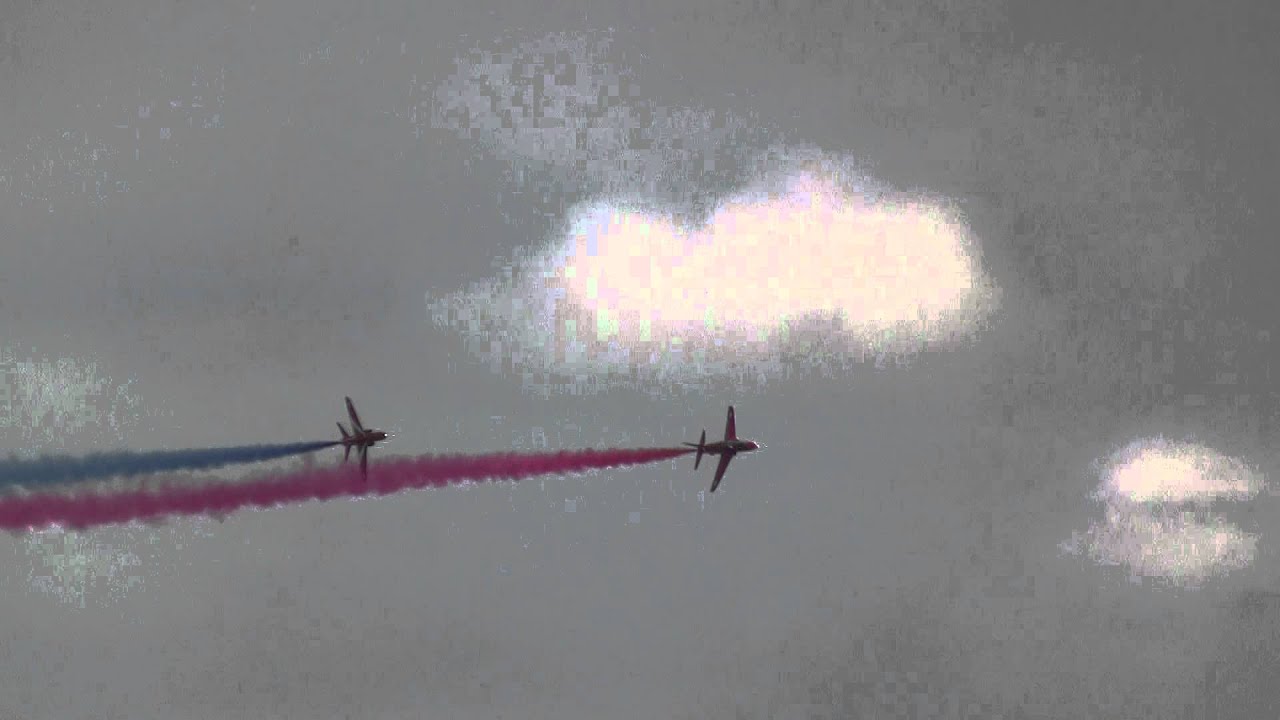 Lowestoft Seafront Air Festival 2012 - Red Arrows - Vortex - YouTube