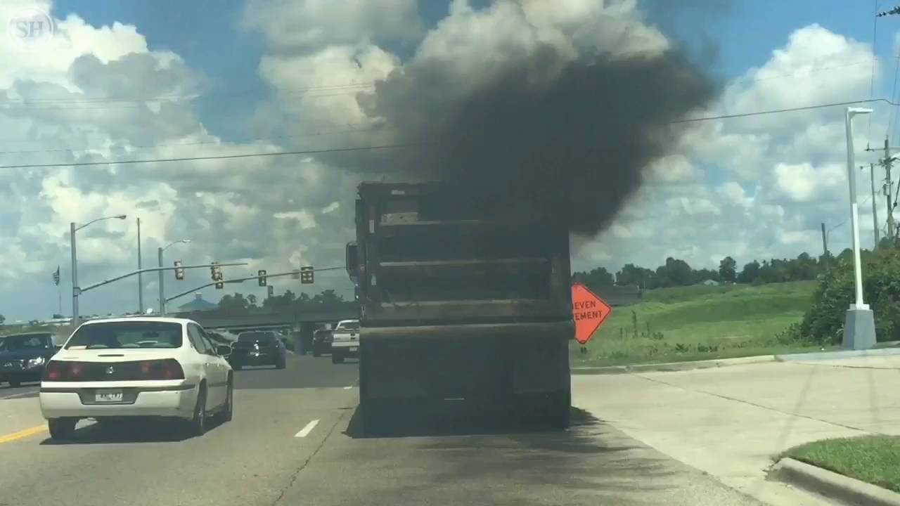 Dump truck exhaust leaves other motorists in the dark - YouTube