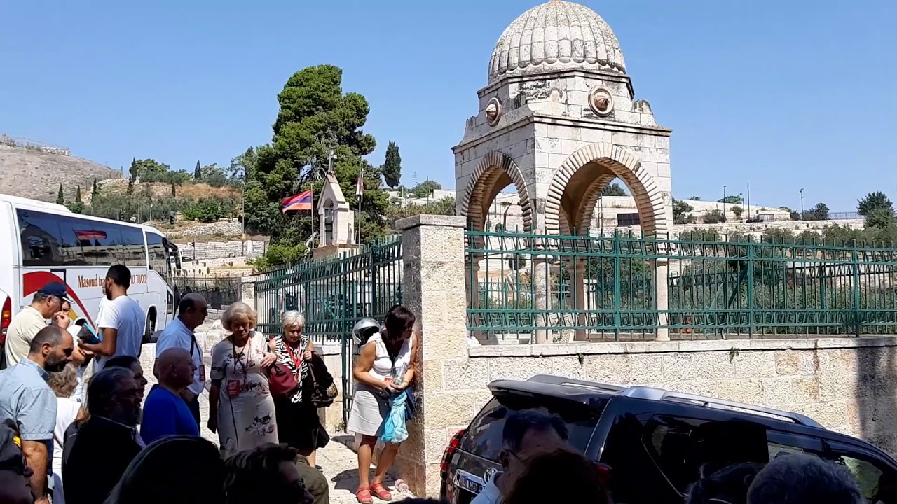 ο πατριαρχης αποχωρει απο τον ταφο της παναγιας - YouTube