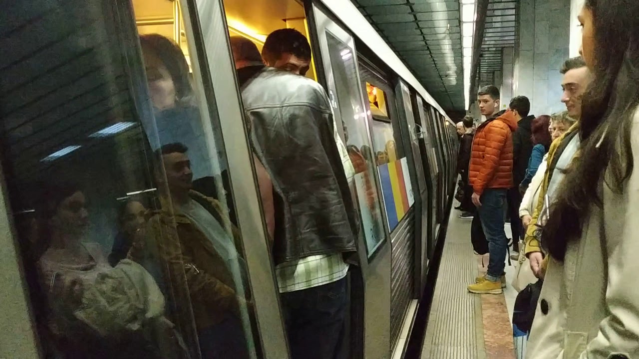 Aglomerație infernală la metrou pe M3, statia Lujerului - YouTube