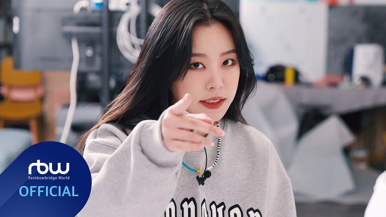 [휘인] 1st Mini Album [Redd] Interview - YouTube