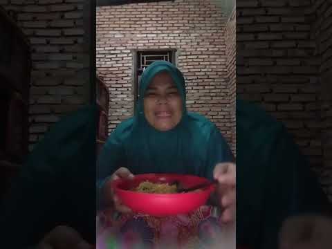 masak dan makan mie instan 🤤