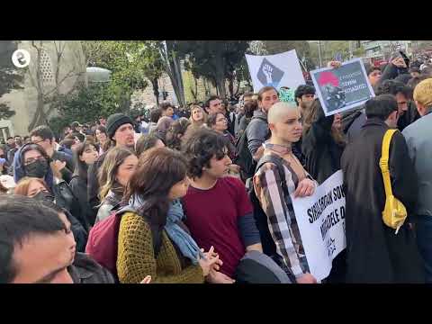 Lise öğrencileri sürgün edilen öğretmenlerine sahip çıkıyor