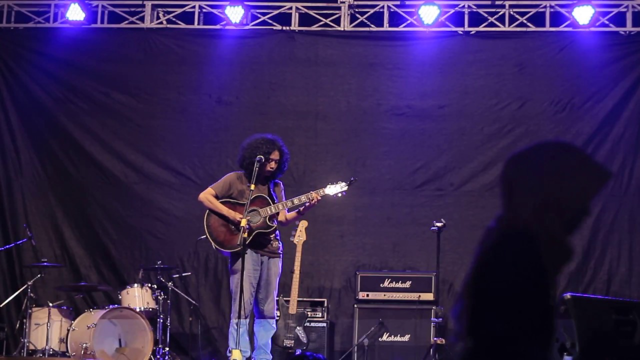 fajar merah "bunga dan tembok" (live Yogyakarta) - YouTube Music