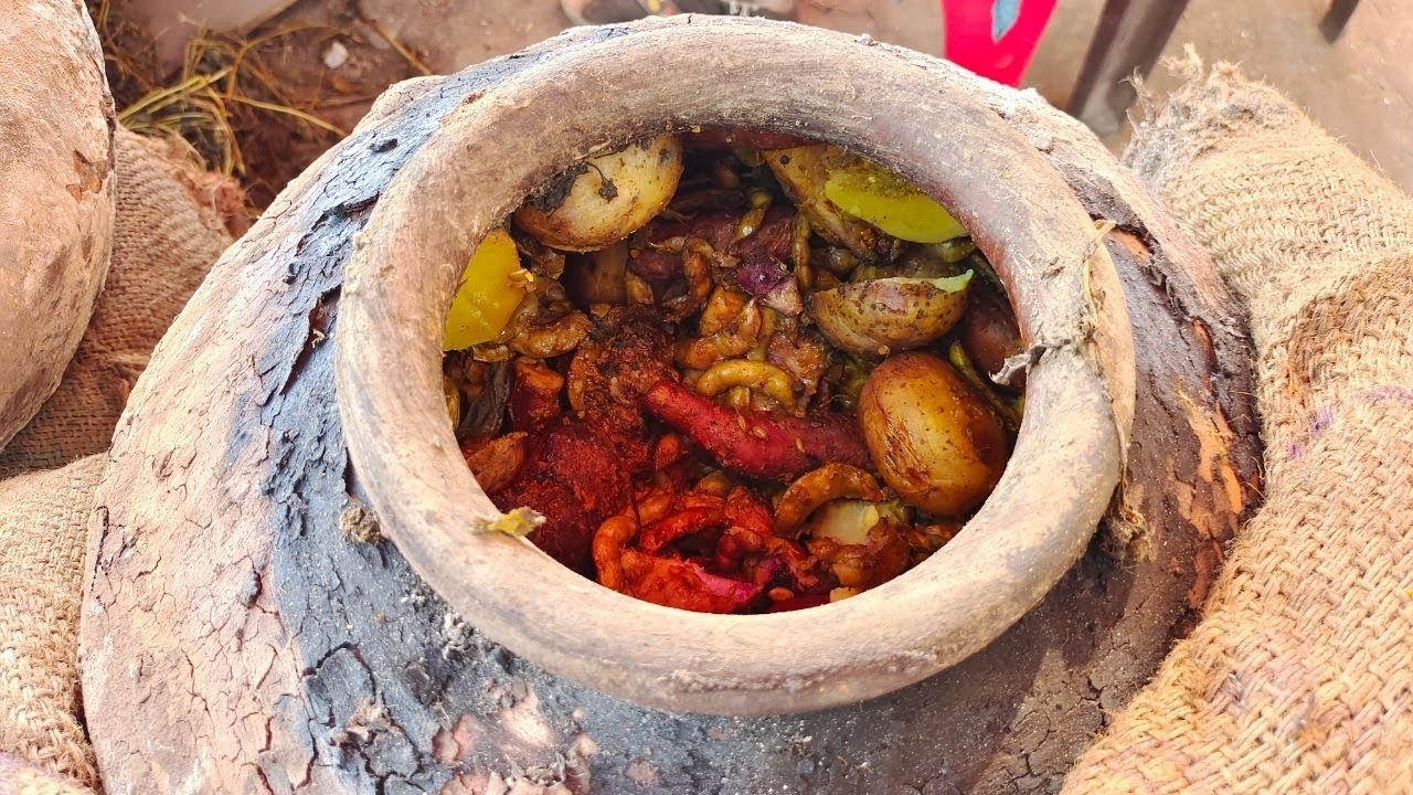 उम्बाडीयू | Gujarat's Most Famous Traditional Food Umbadiyu - YouTube