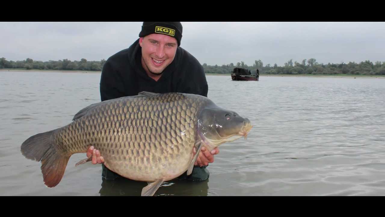 Carp Fishing from a boat in France, Karpervissen vanuit de boot in ...