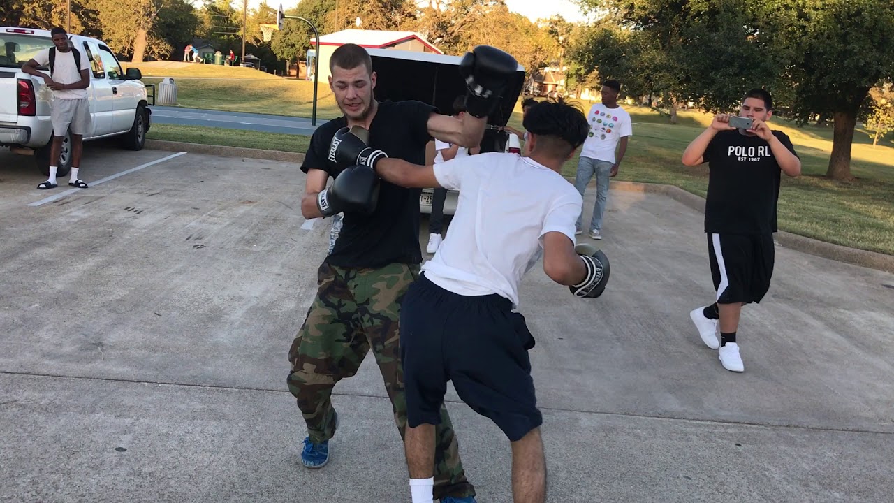 (Johnny vs random guy) 979 street boxing - YouTube