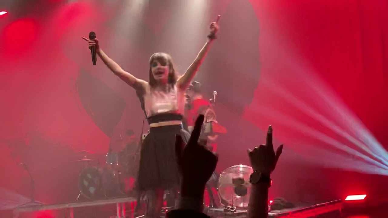 CHVRCHES-Never Say Die at Toyosu Pit, Tokyo - YouTube