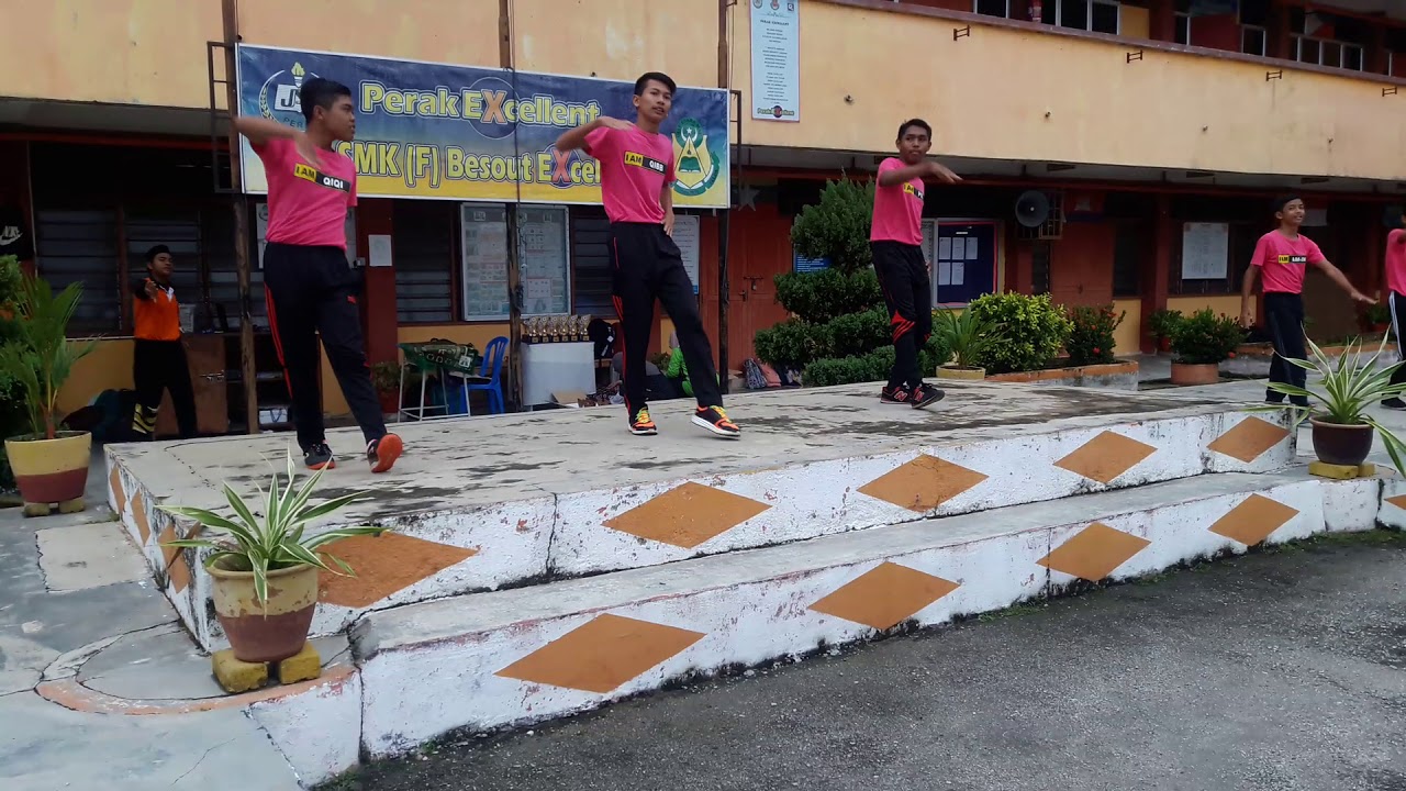 Senamrobik hari sukan negara SMKFB 2017 - YouTube