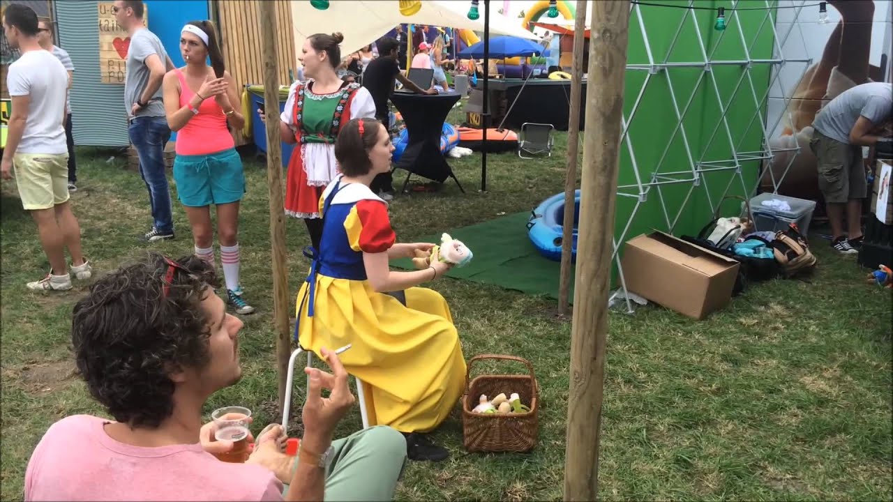 Sneeuwwitje gaat dwergwerpen op Smeerboel Festival 2014 - YouTube